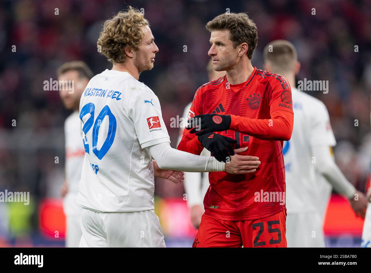 Muenchen, Deutschland. 01st Feb, 2025. Jann-Fiete Arp (Holstein Kiel, #20) mit Thomas Mueller ...