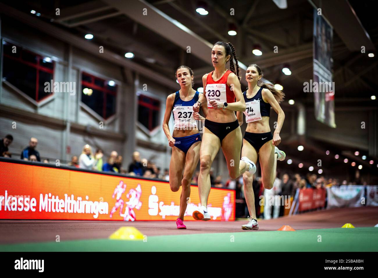 Unterwegs im 800m-Rennen (von links): Amelie Tortell (GER/LG OVAG Friedberg-Fauerbach), Julia ...