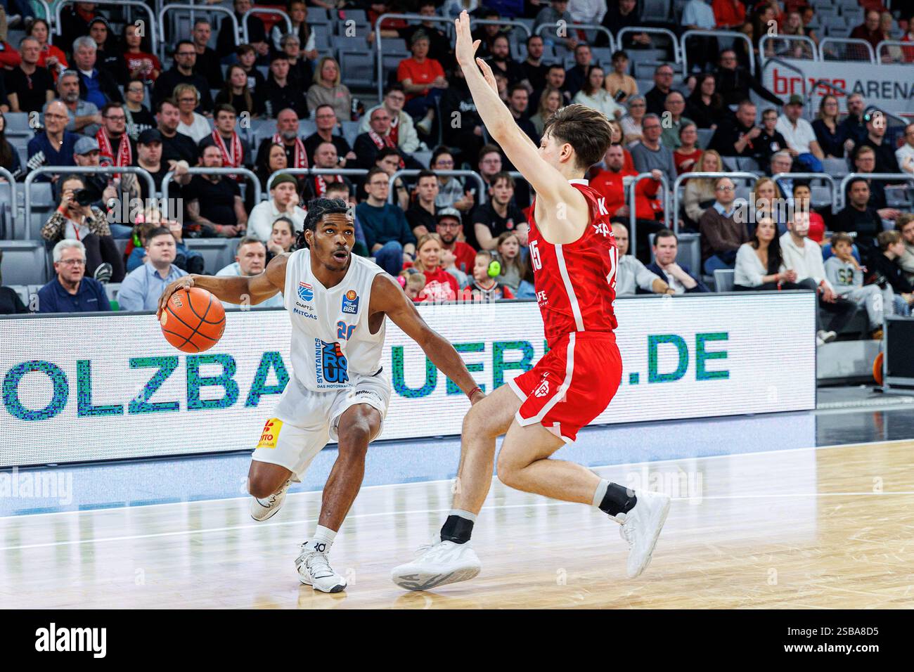 Mika Siegert (Syntainics MBC, #20), Adrian Petkovic (Bamberg Baskets ...