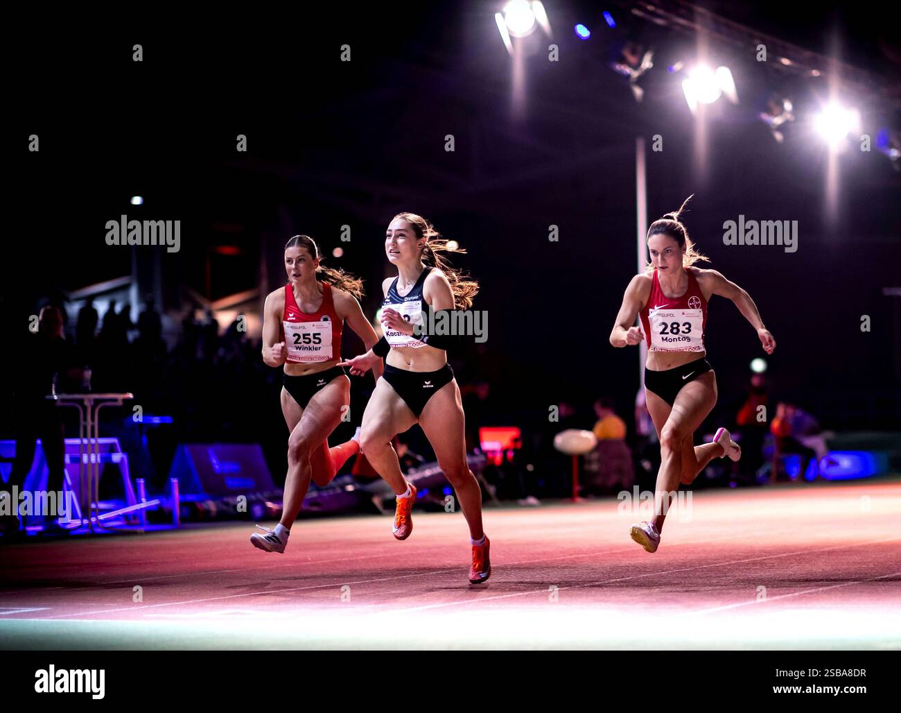 Auf der Ziellinie im 60m-Sprint (von links): Pauline Winkler (GER ...