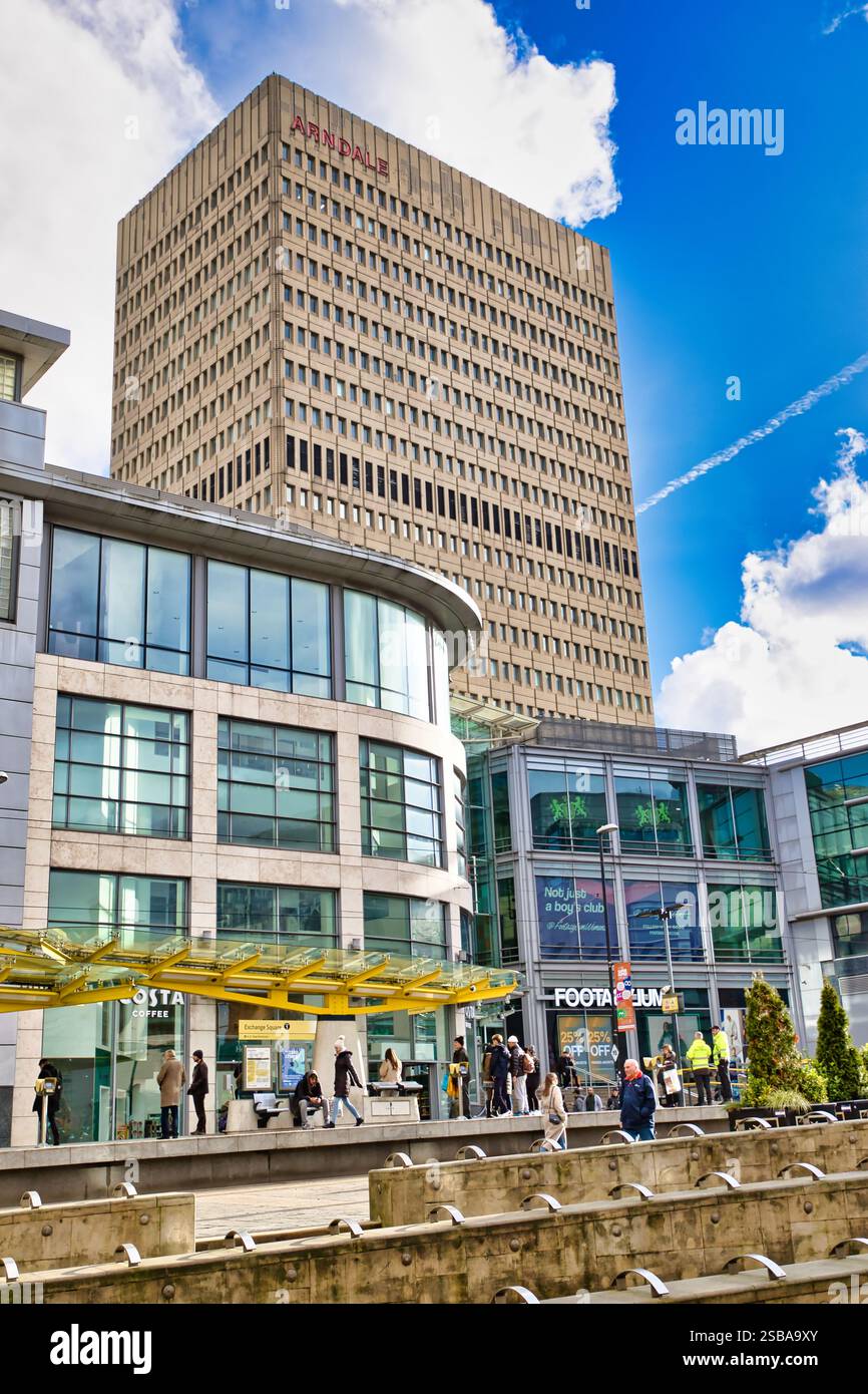 Tall commercial building featuring hi-res stock photography and images ...