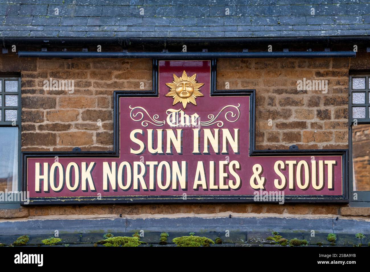 Maroon and cream sign hi-res stock photography and images - Alamy