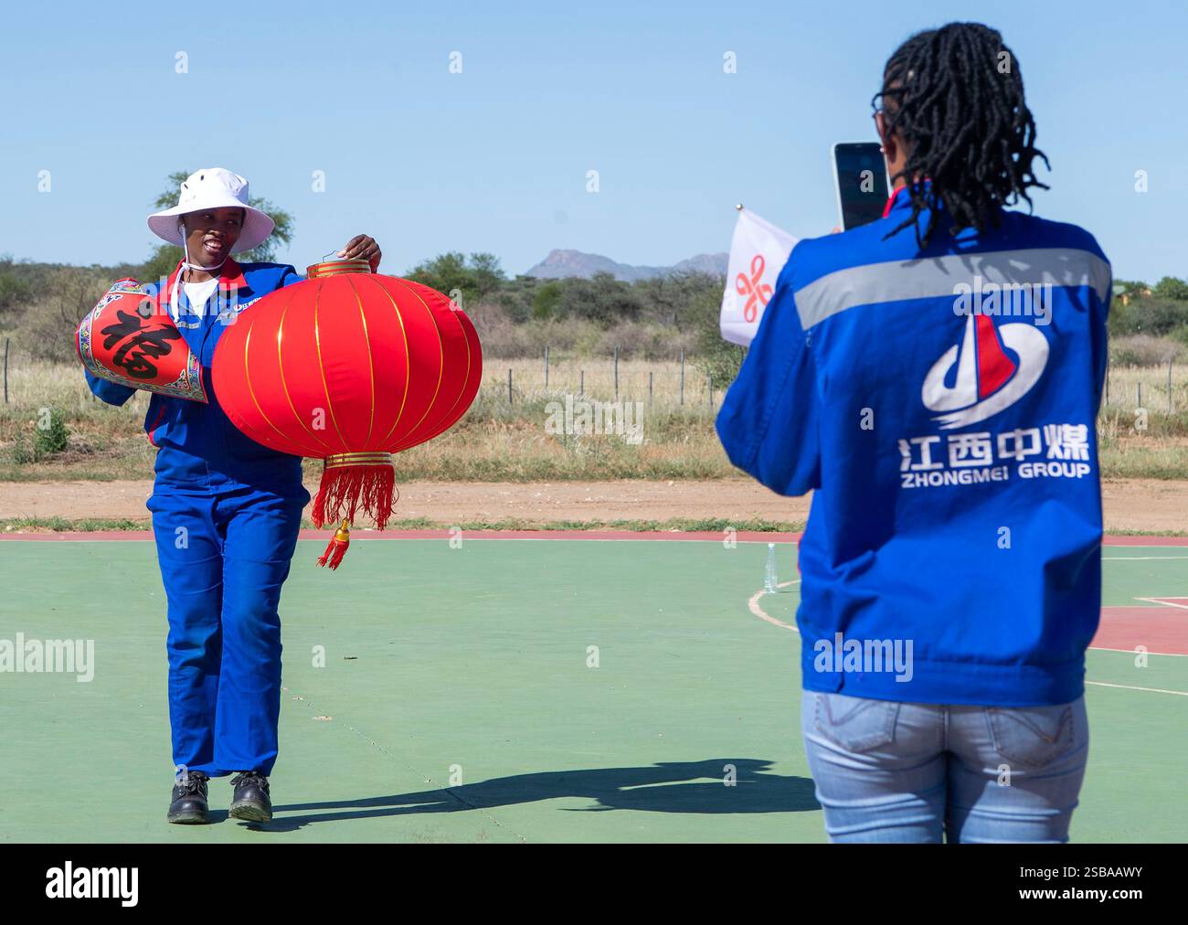 (250202) -- WINDHOEK, Feb. 2, 2025 (Xinhua) -- A Namibian staff member ...
