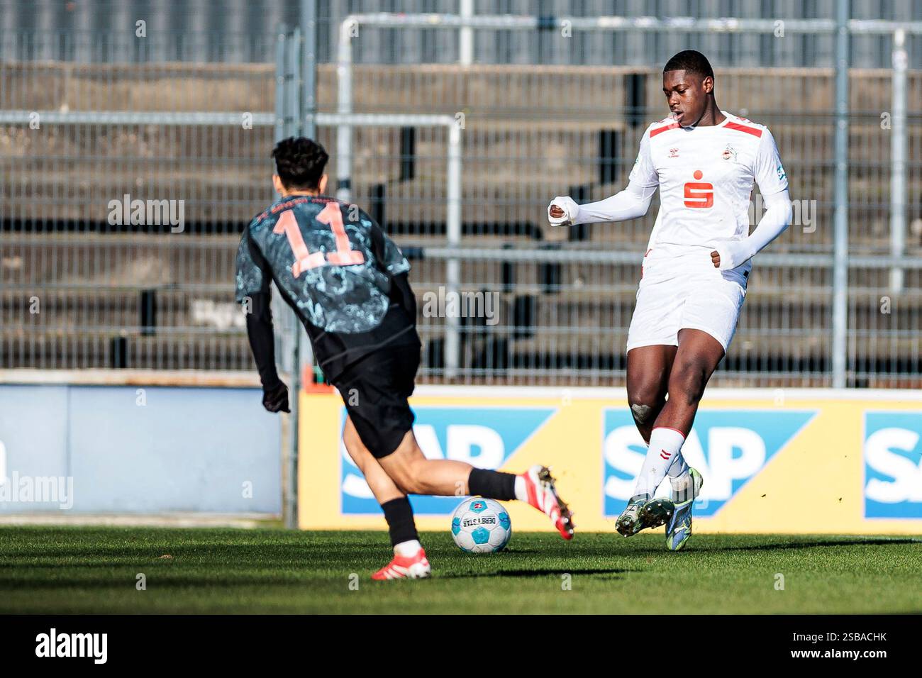 Zweikampf Mudaser Sadat (FC Bayern M?nchen U19, 11), Assad Kotya-Fofana (1. FC K?ln U19, 4) A ...