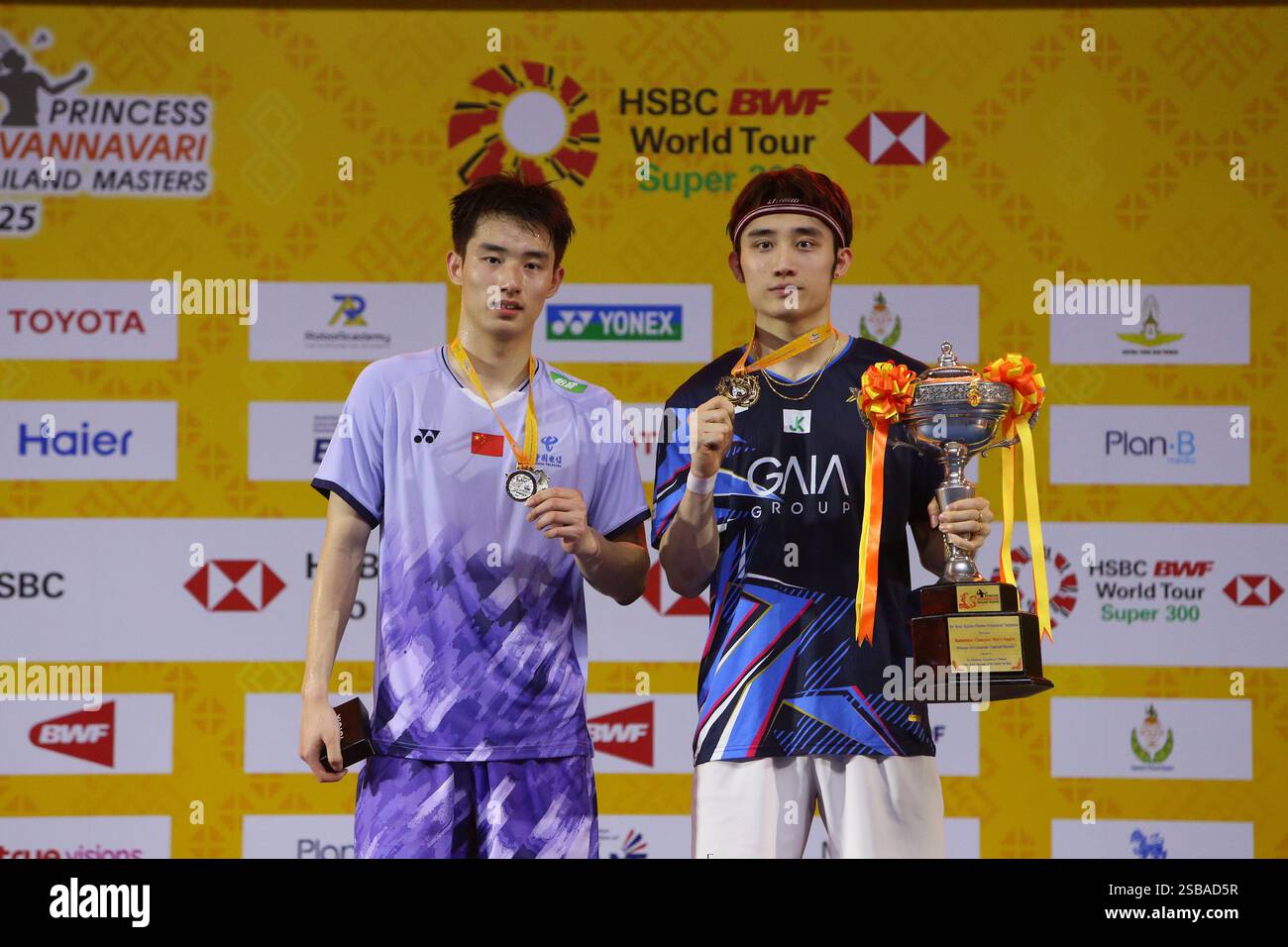 (250202) -- BANGKOK, Feb. 2, 2025 (Xinhua) -- Jia Heng Jason Teh (R) of ...