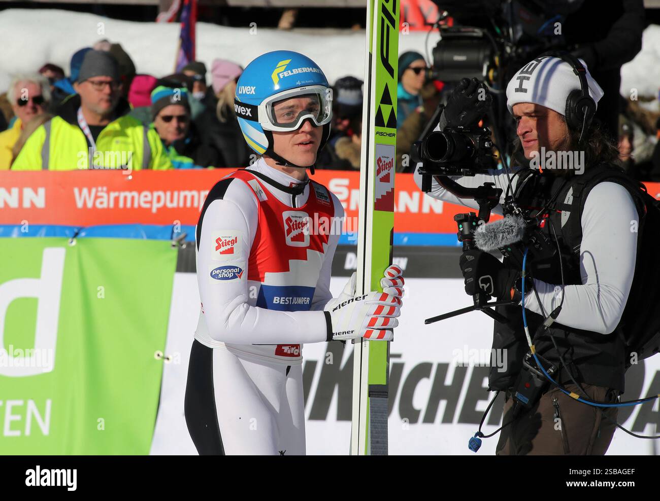 Aut im auslauf stehend mit ski hi-res stock photography and images - Alamy