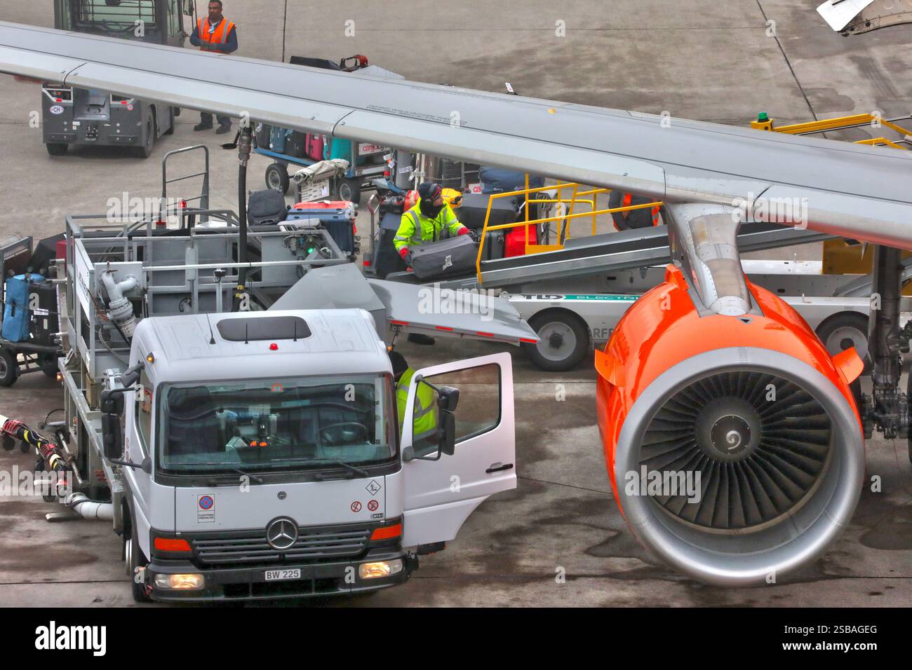 Bodenpersonal beim Beladen von Gepäck in einen Airbus A320 der ...