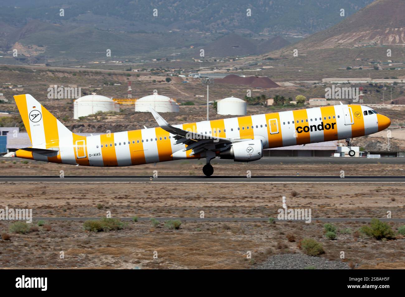 Spain. 15th Nov, 2023. A Condor Airbus 321 leaving Tenerife Sur-Reina ...