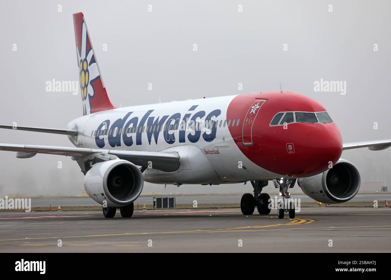 Ein Passagierflugzeug der Schweizer Fluggesellschaft Edelweiss Air vom ...