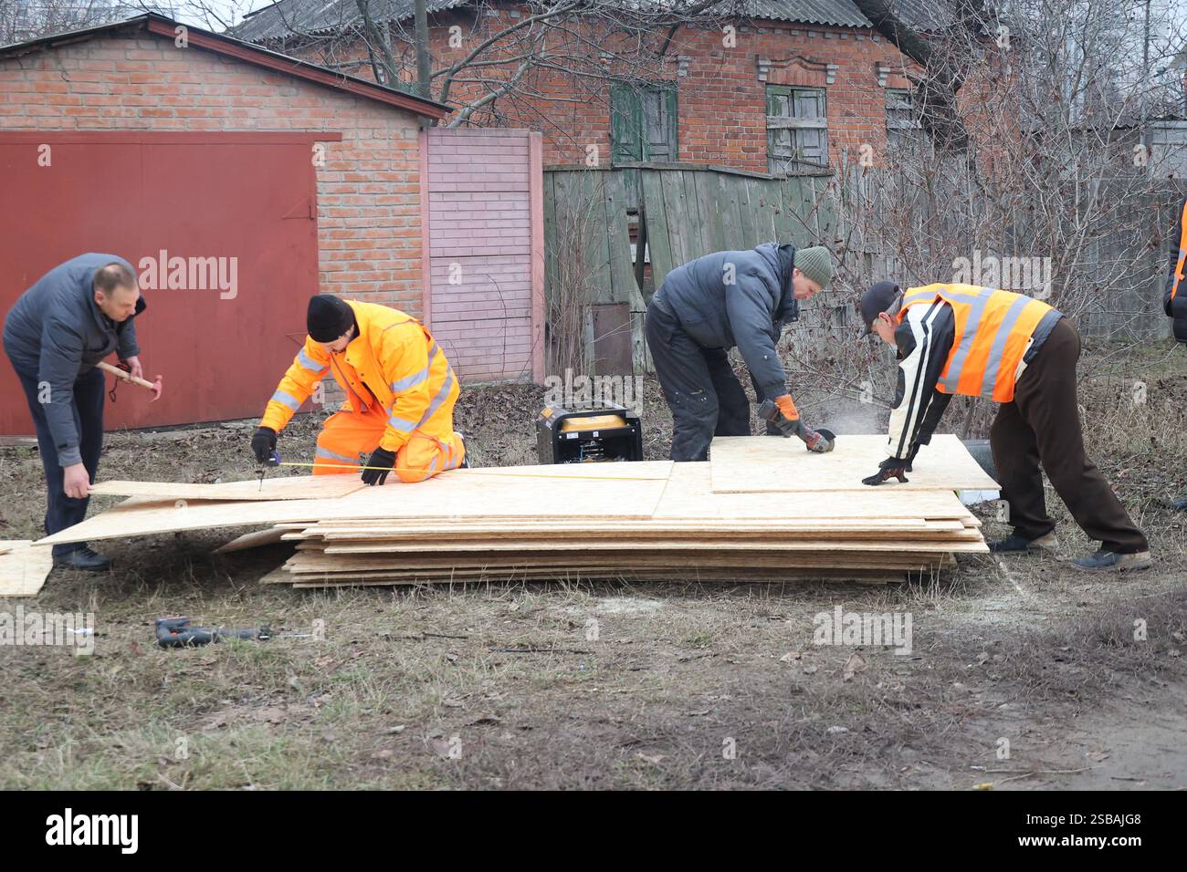 Non Exclusive: KHARKIV, UKRAINE - FEBRUARY 1, 2025 - Municipal workers ...