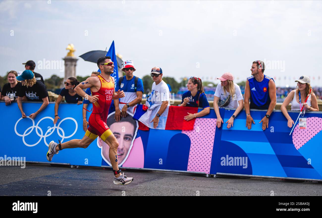Roberto Sánchez Mantecón participating in the triathlon at the Paris ...