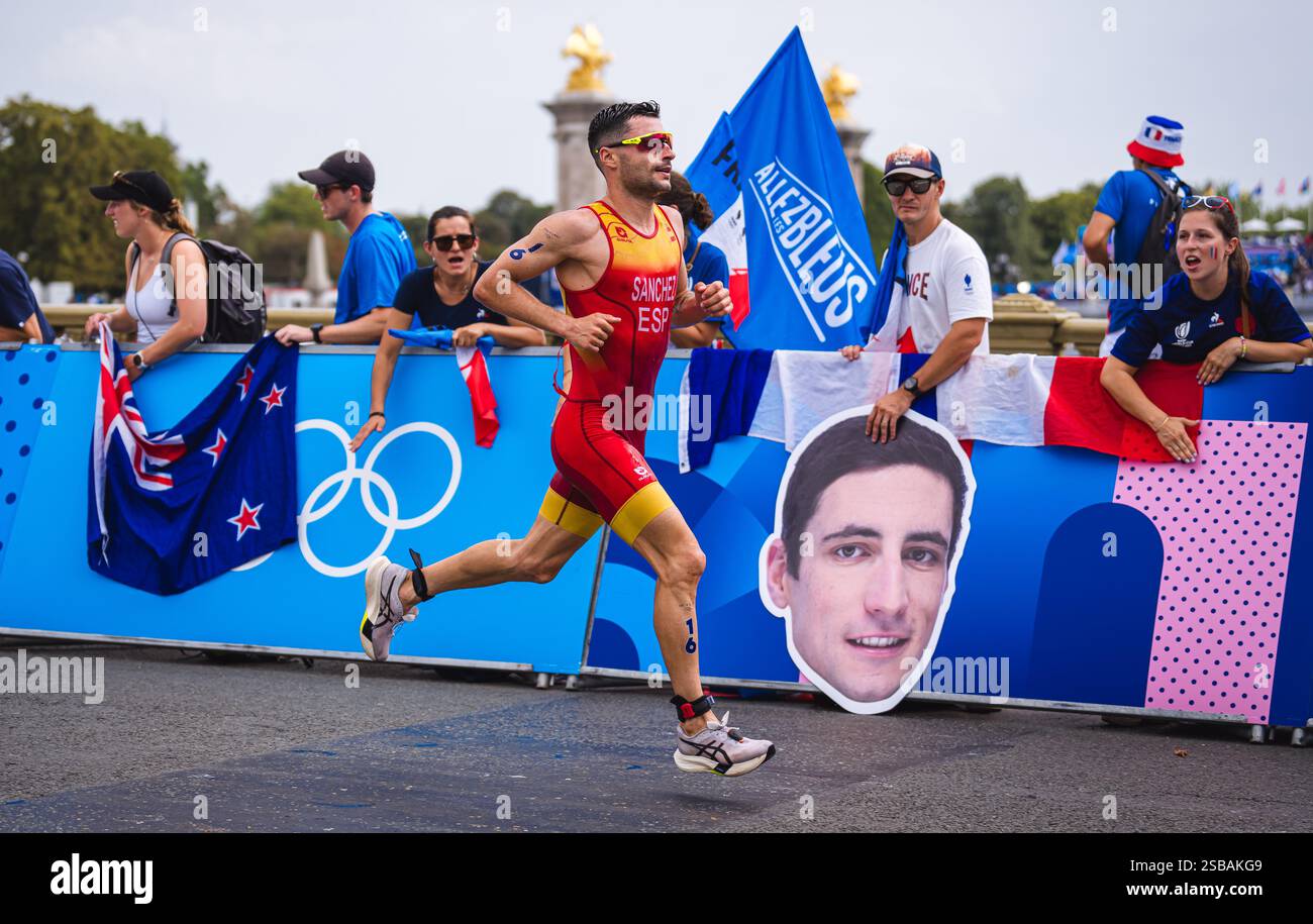 Roberto Sánchez Mantecón participating in the triathlon at the Paris ...