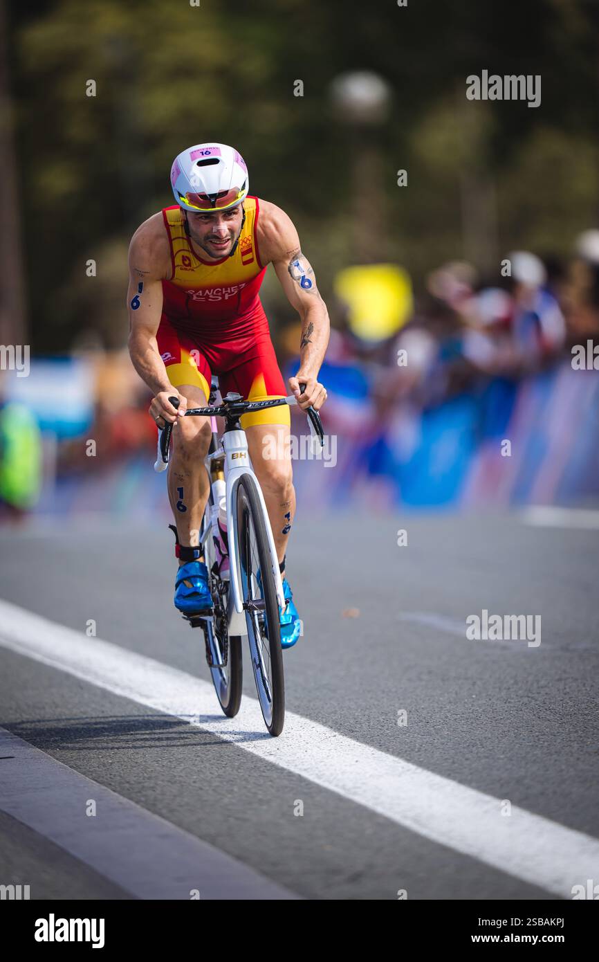 Roberto Sánchez Mantecón participating in the triathlon at the Paris ...