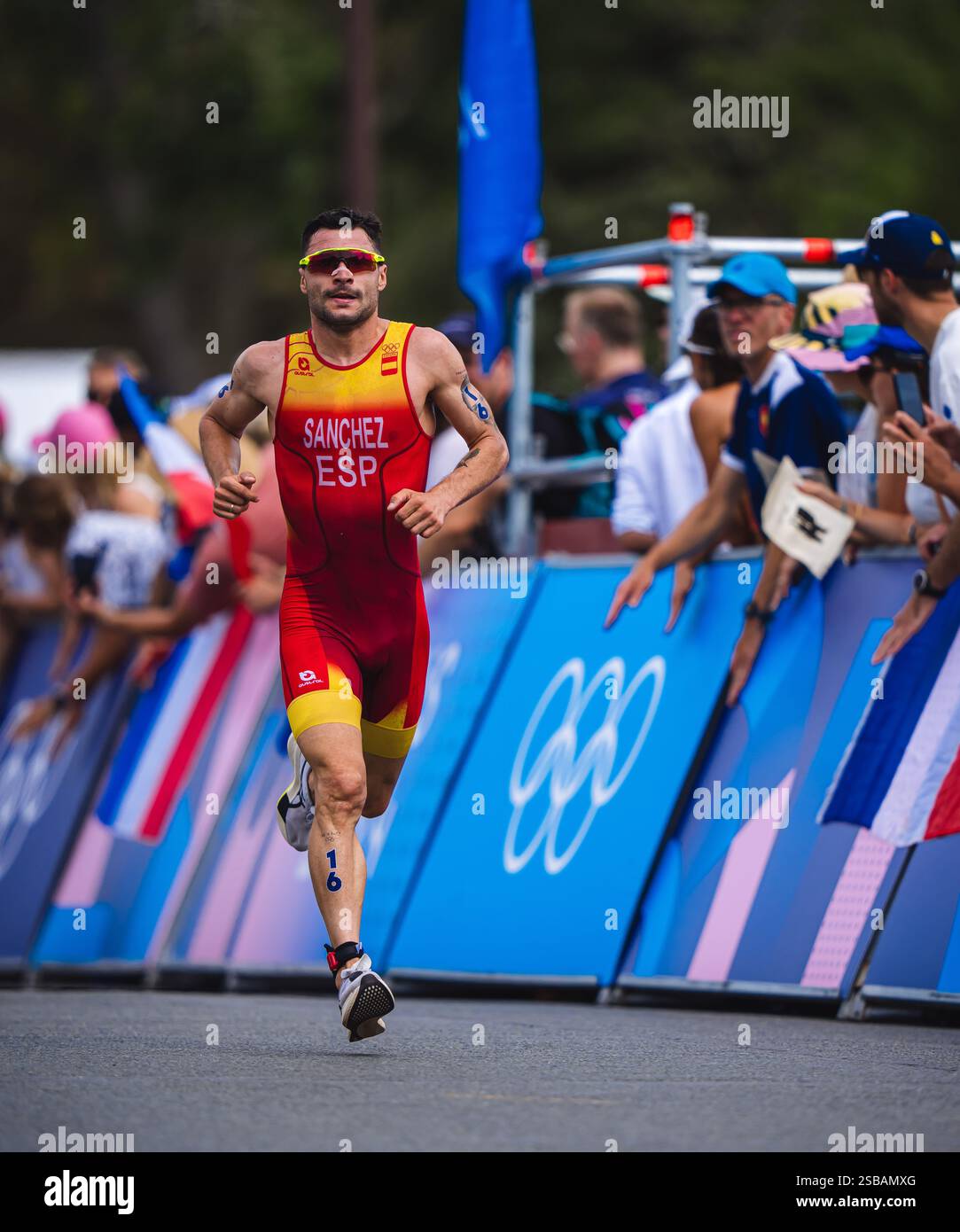 Roberto Sánchez Mantecón participating in the triathlon at the Paris ...