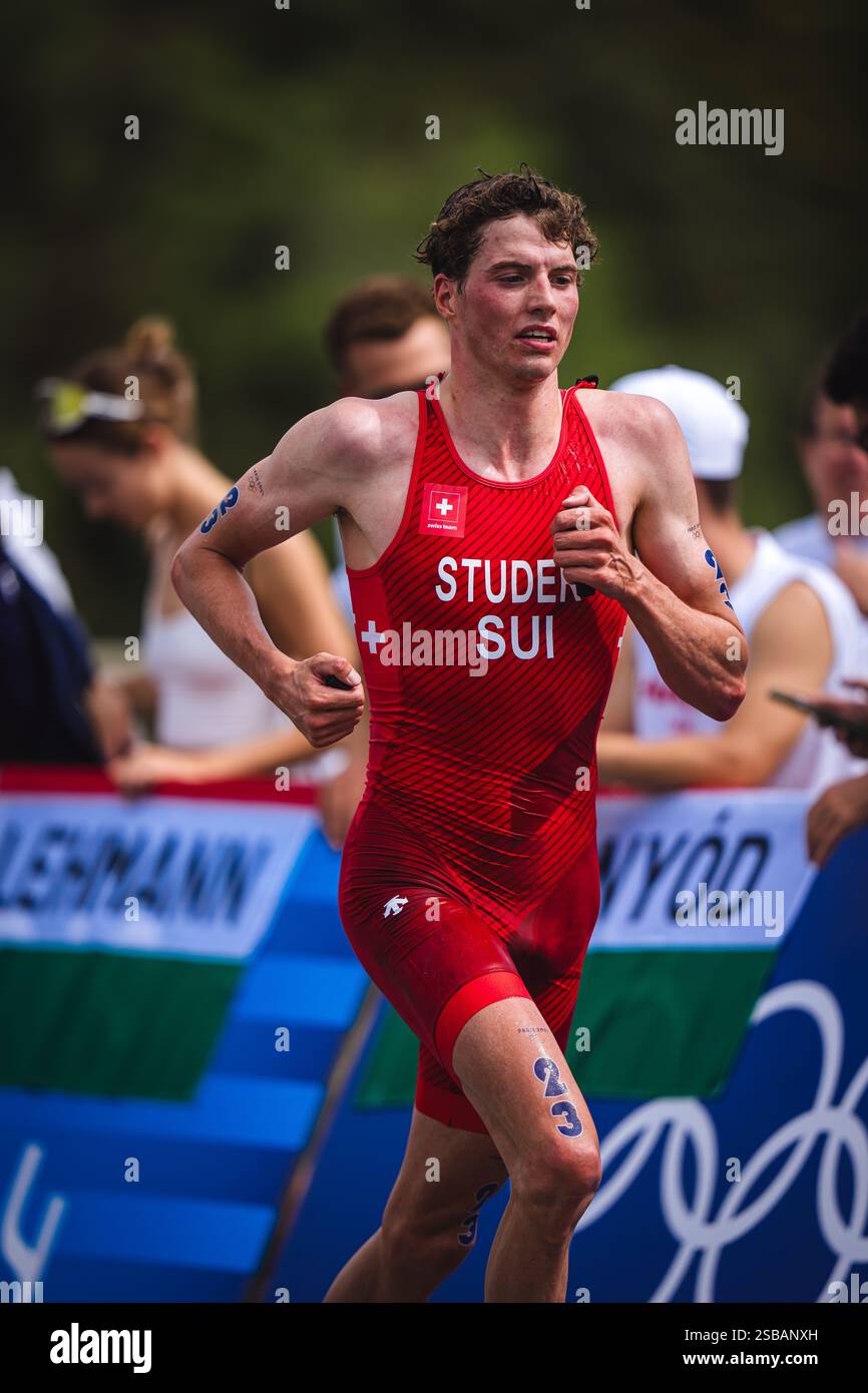 Max Studer participating in the triathlon at the Paris 2024 Olympic Games Stock Photo - Alamy