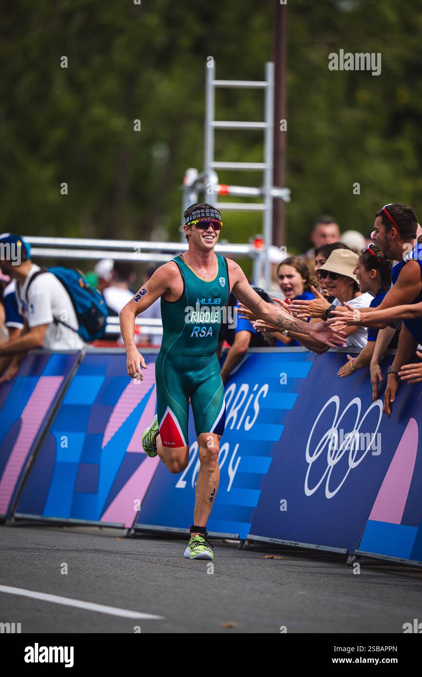 Jamie Riddle participating in the triathlon at the Paris 2024 Olympic ...