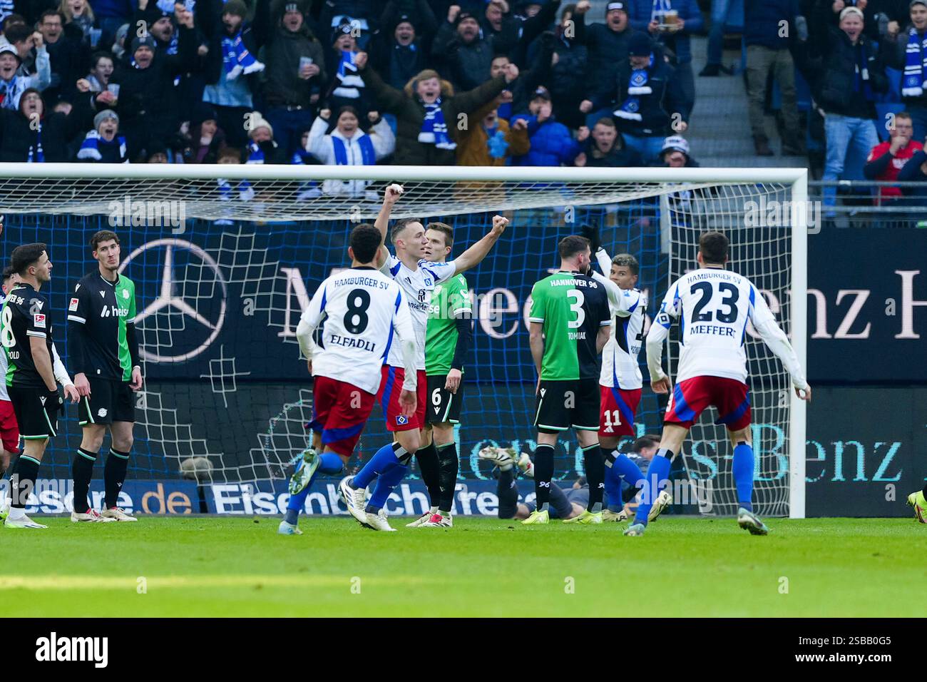 Hamburg, Deutschland. 02nd Feb, 2025. Torjubel Hamburger SV nach Tor zum 1:0 Silvan Hefti ...