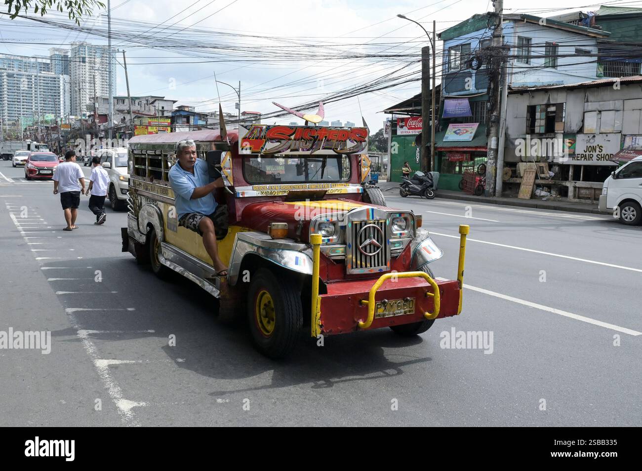 PHILIPPINES, Manila, Quezon City, contrast skyscrapers and slum huts ...