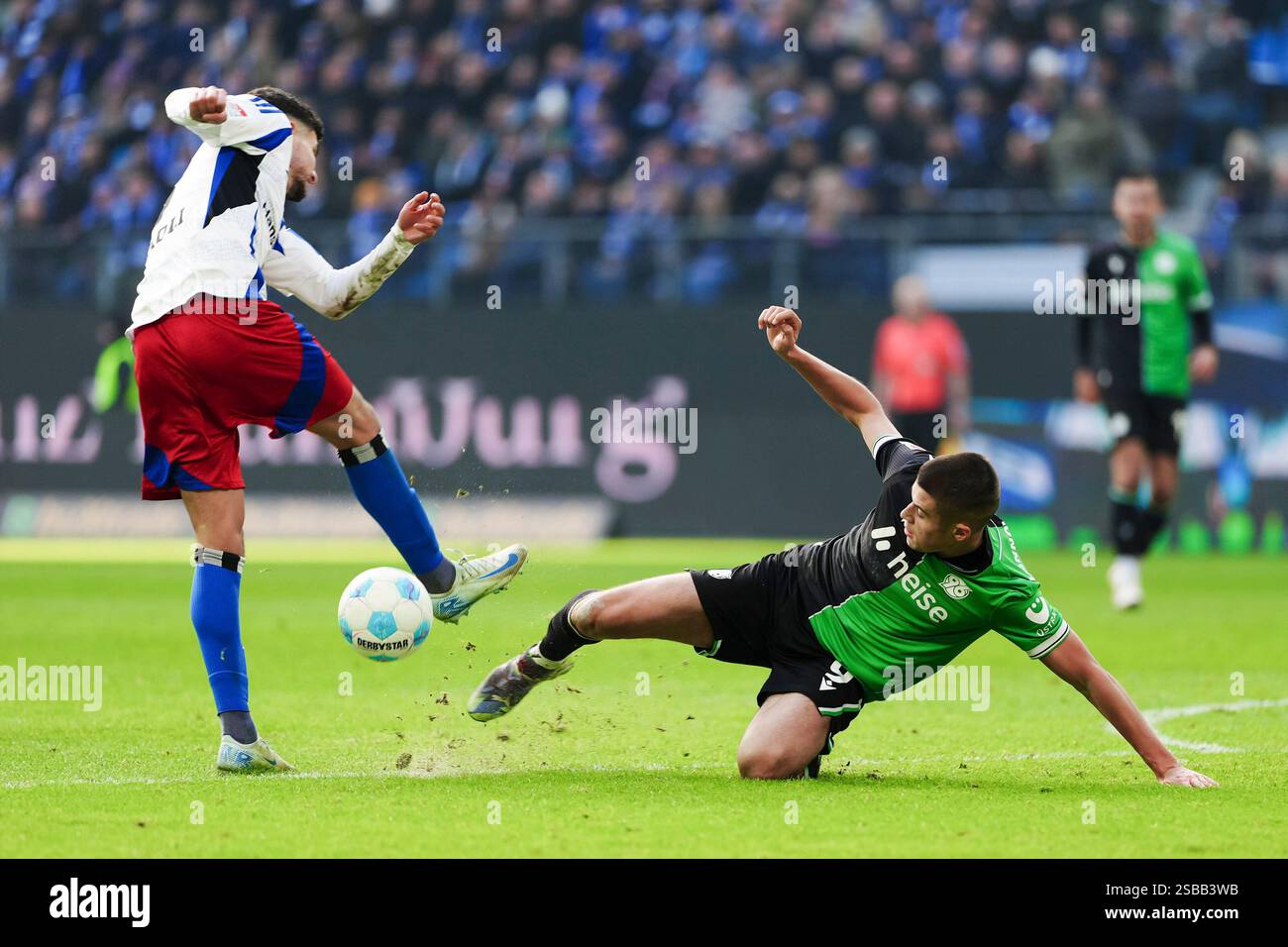 Hamburg, Deutschland. 02nd Feb, 2025. Daniel Elfadli (Hamburger SV, #08), Nicolo Tresoldi ...