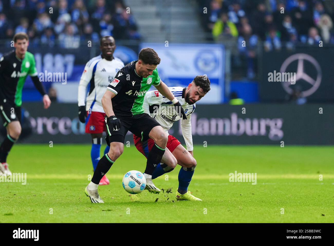 Hamburg, Deutschland. 02nd Feb, 2025. Enzo Leopold (Hannover 96, #08), Marco Richter (Hamburger ...