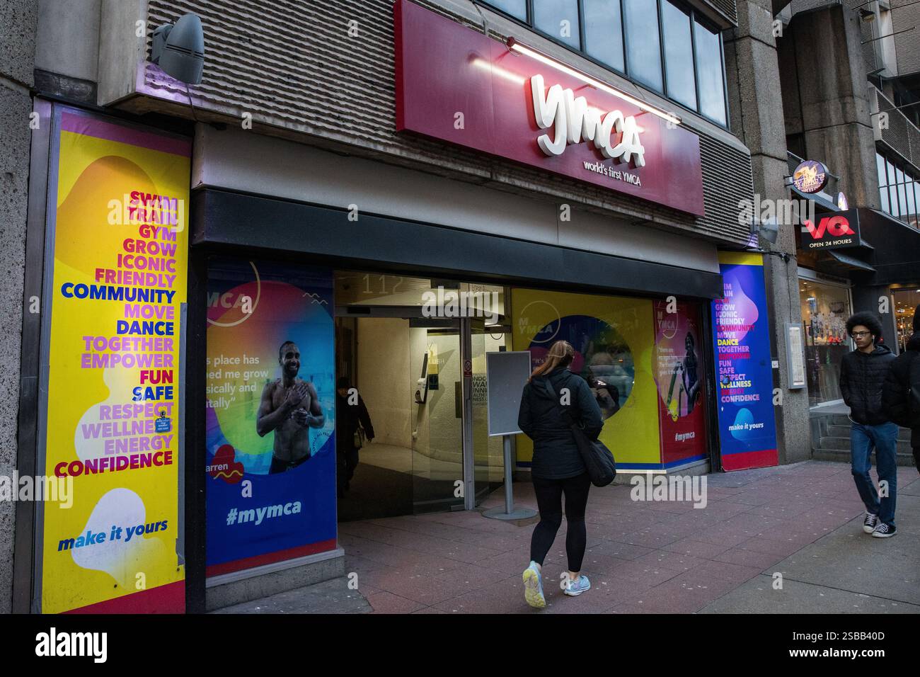 London, UK. 7th January, 2025. Members of the public walk past the ...