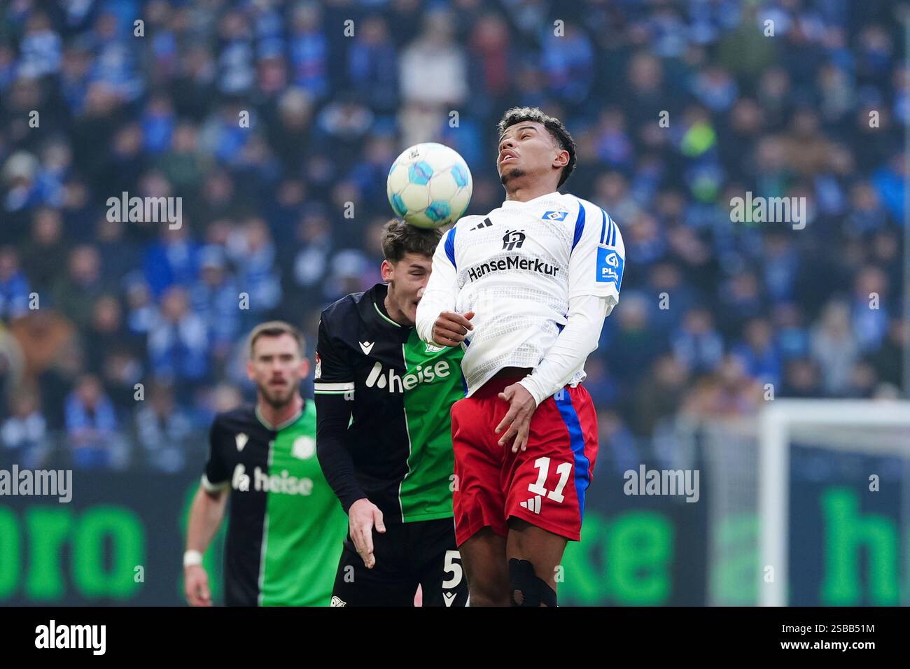 Hamburg, Deutschland. 02nd Feb, 2025. Kopfballduell/Luftzweikampf Phil Neumann (Hannover 96, #05 ...