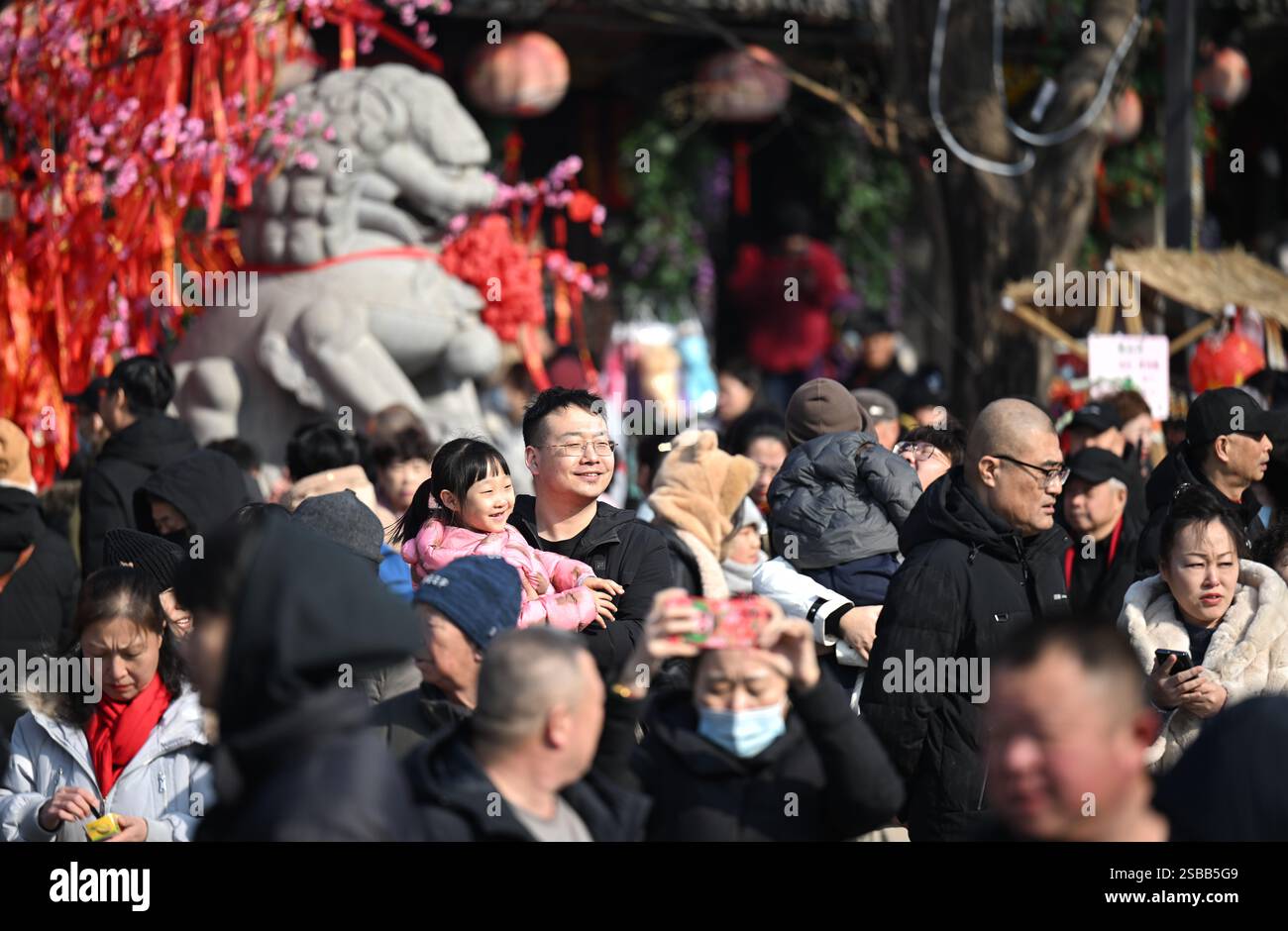 (250202) -- TIANJIN, Feb. 2, 2025 (Xinhua) -- People visit the ...