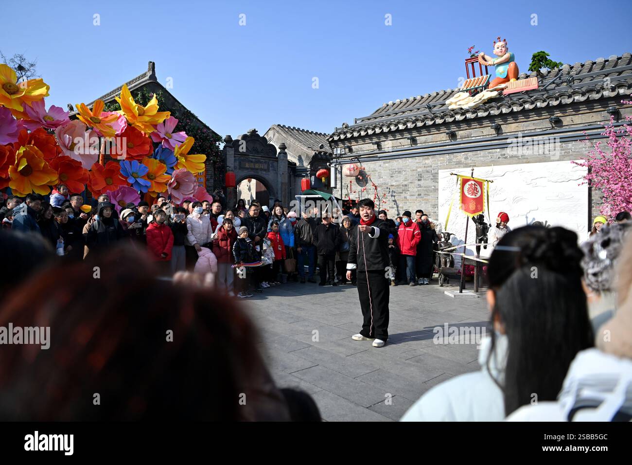(250202) -- TIANJIN, Feb. 2, 2025 (Xinhua) -- A magician performs at ...