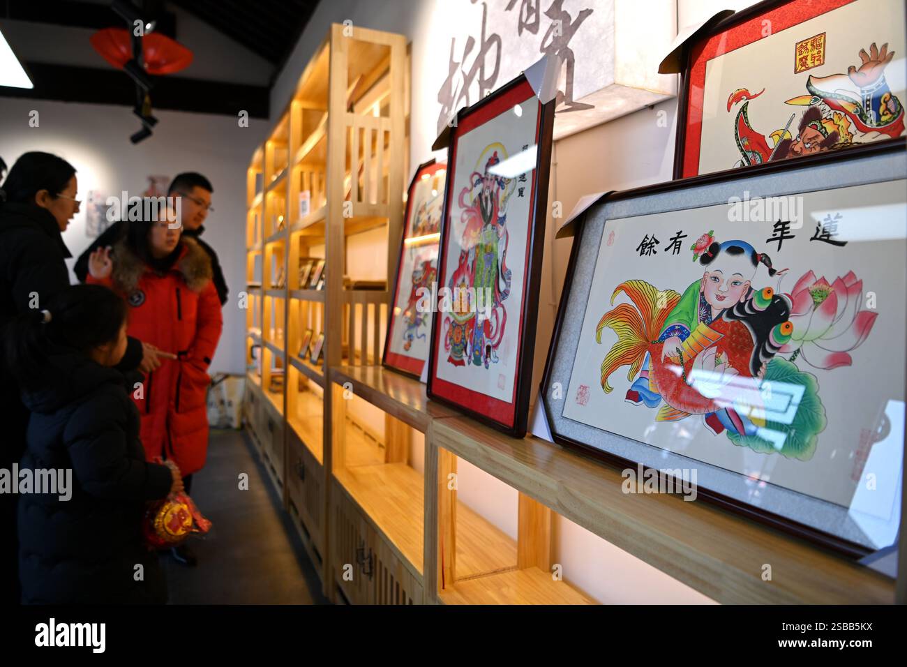 (250202) -- TIANJIN, Feb. 2, 2025 (Xinhua) -- People view woodblock new ...