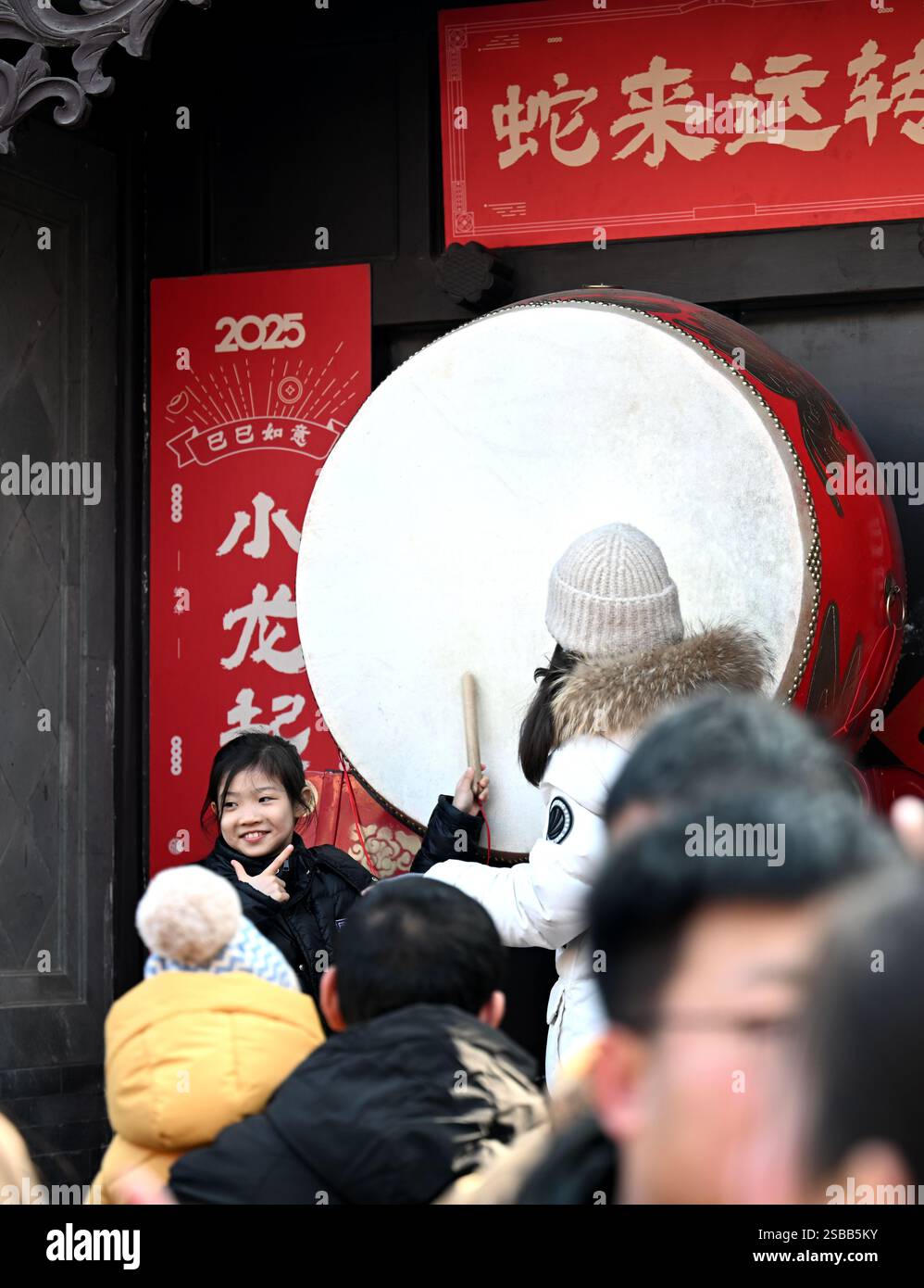 (250202) -- TIANJIN, Feb. 2, 2025 (Xinhua) -- Tourists hit the drum for ...