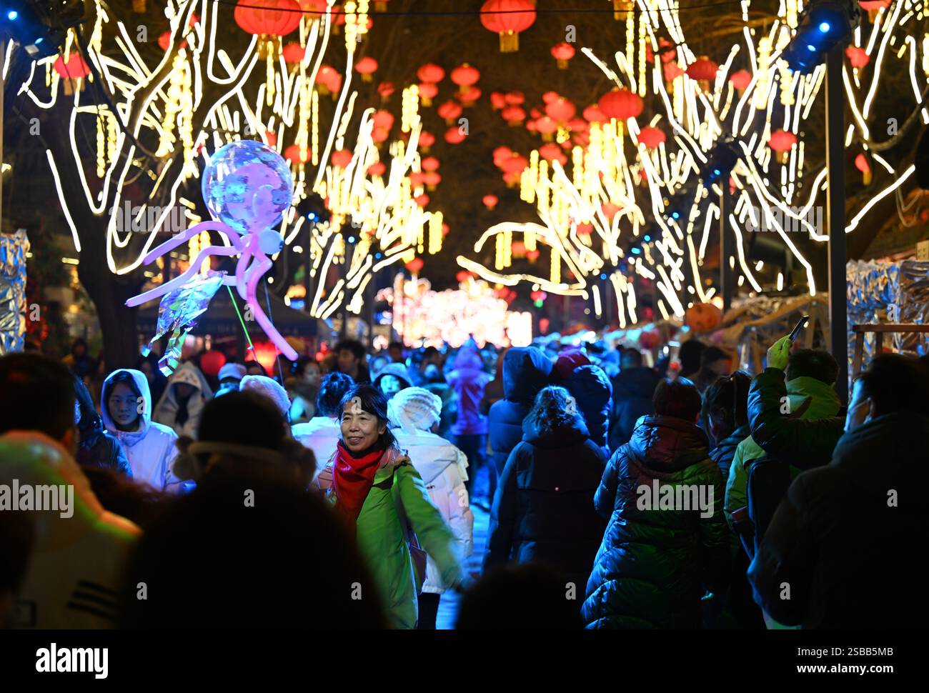 (250202) -- TIANJIN, Feb. 2, 2025 (Xinhua) -- People enjoy the night ...