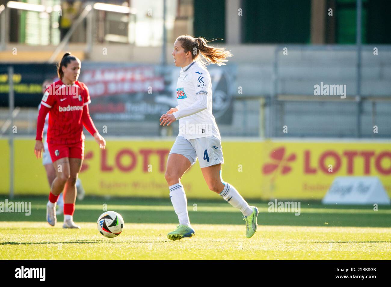 Lisann Kaut (TSG Hoffenheim, #04) am Ball, GER, SC Freiburg vs TSG 1899 ...