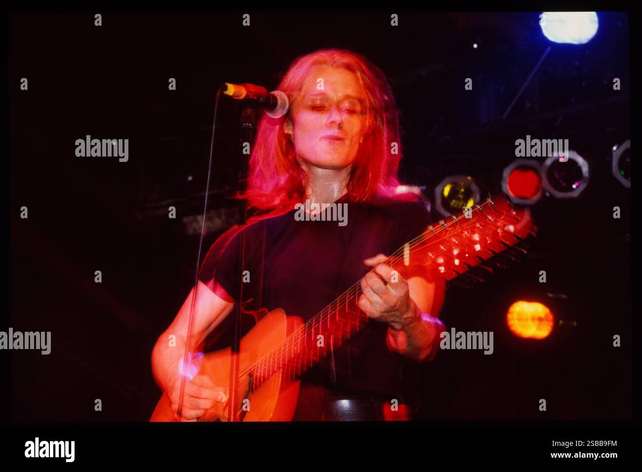 SIMON WARNER, READING FESTIVAL, 1997: Singer Simon Warner playing at ...