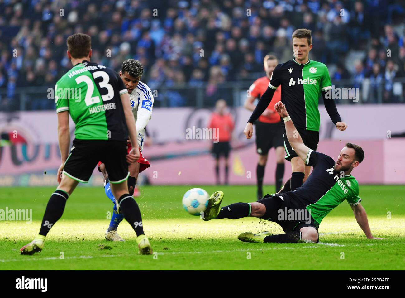 Hamburg, Deutschland. 02nd Feb, 2025. Torschuss/Torchance Ransford-Yeboah Koenigsdoerffer ...