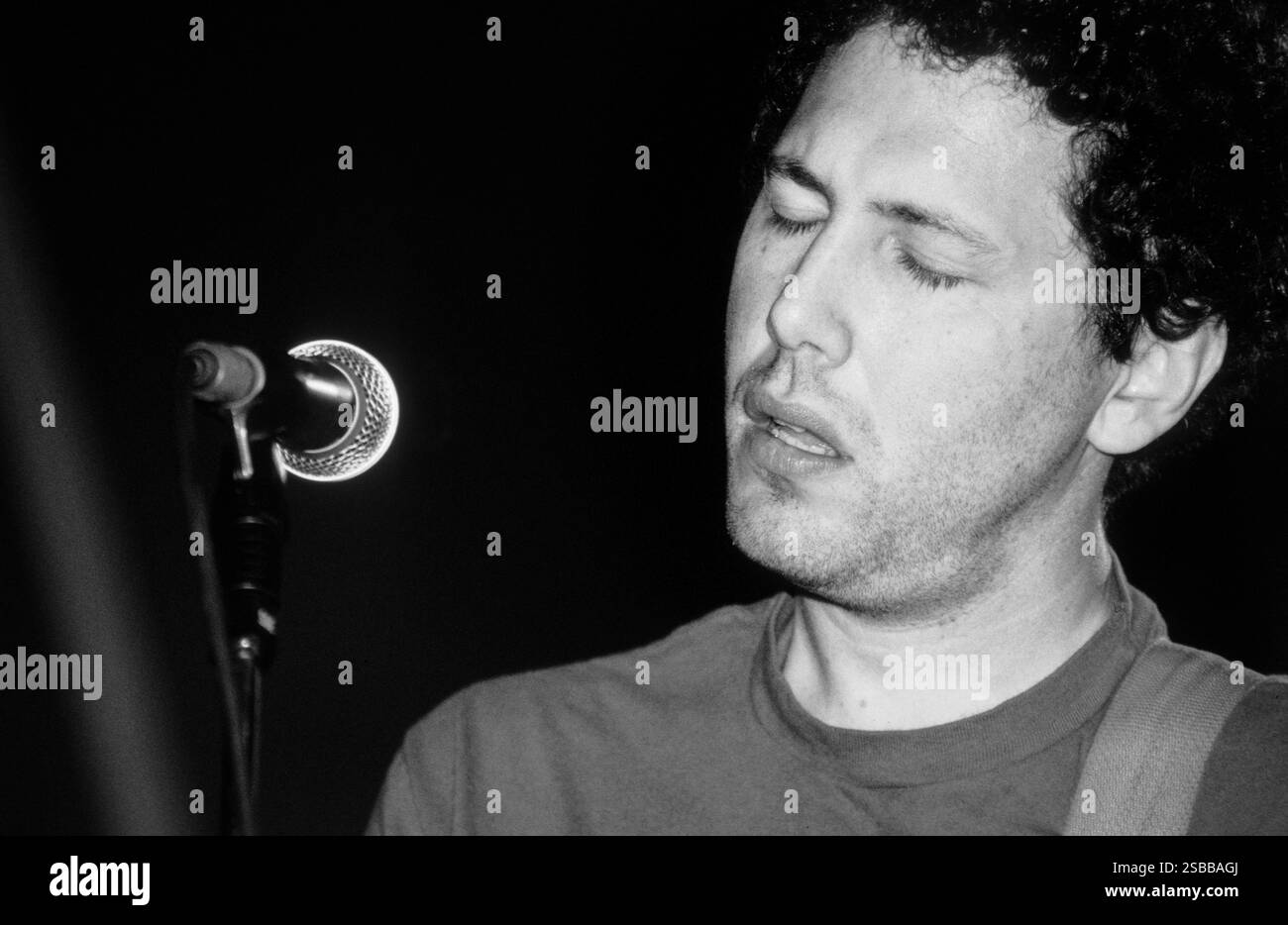 YO LA TENGO, READING FESTIVAL, 1998: Singer Ira Kaplan of the band Yo ...