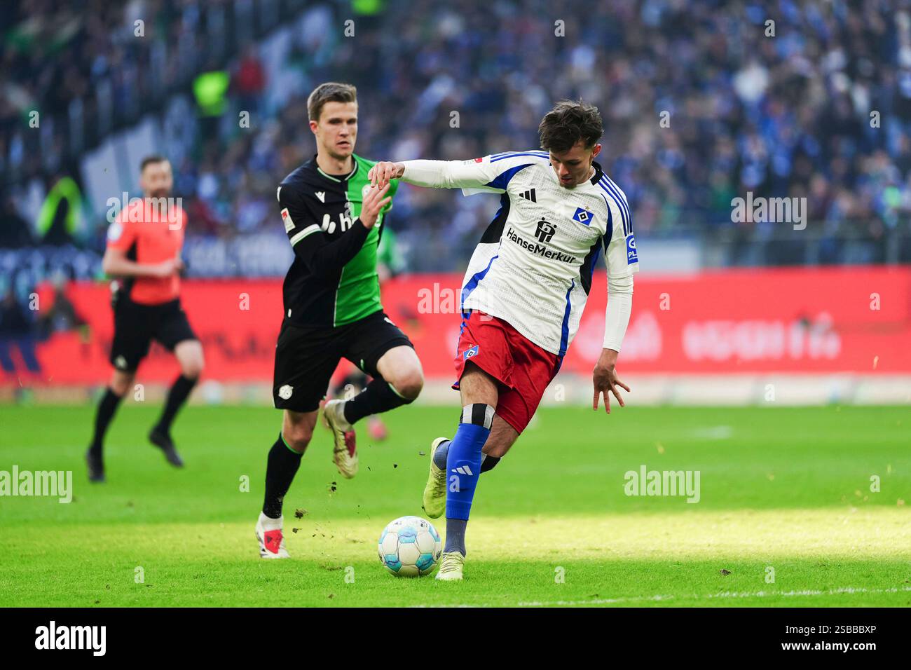 Hamburg, Deutschland. 02nd Feb, 2025. Fabian Kunze (Hannover 96, #06), Otto Stange (Hamburger SV ...