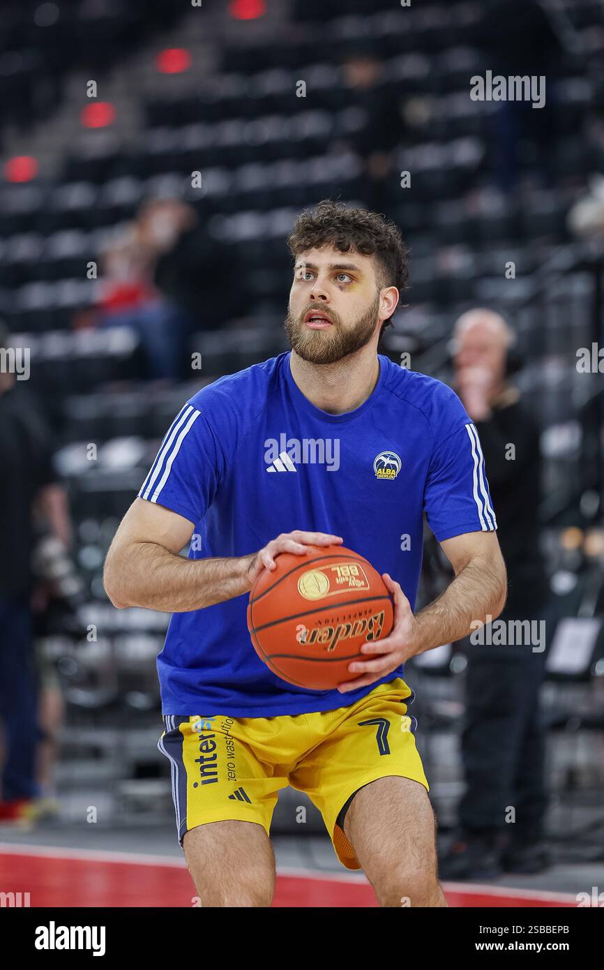William McDowell-White (Alba Berlin, #07) beim Aufwaermen vor dem Spiel ...