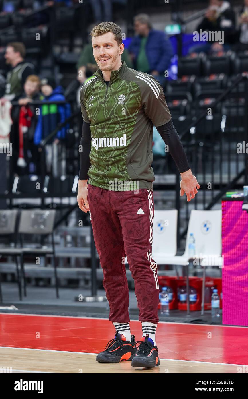 Andreas Obst (FC Bayern Basketball, #13) beim Aufwaermen vor dem Spiel ...