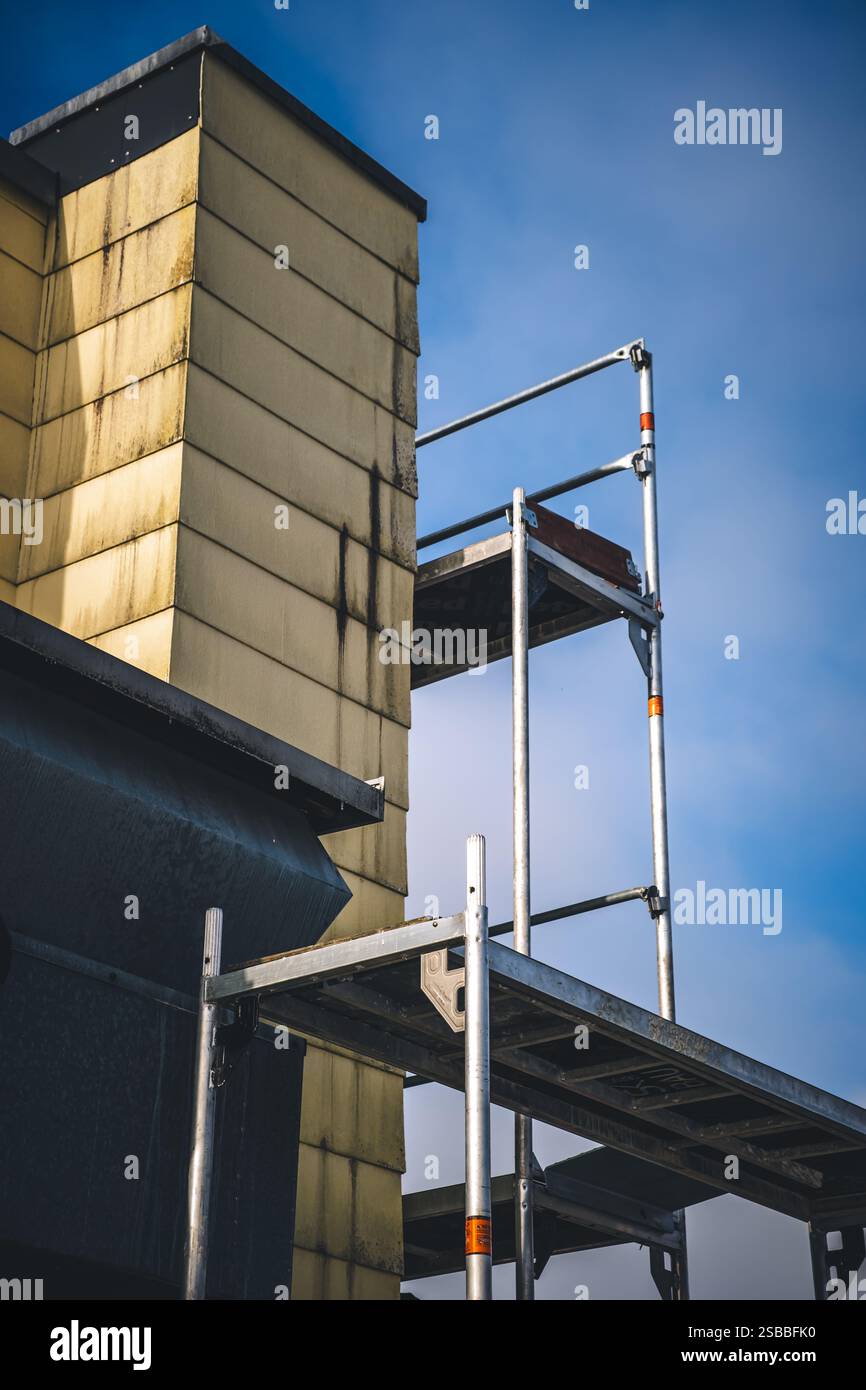 Scaffolding in front of asbestos facade Stock Photo - Alamy