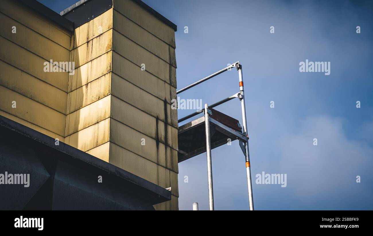 Scaffolding in front facade hi-res stock photography and images - Alamy