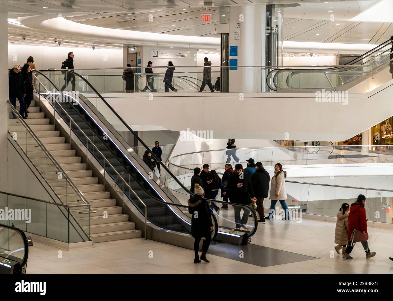 Busy shopping mall usa escalators hi-res stock photography and images ...