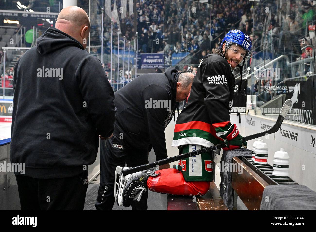 Augsburg, Deutschland. 02nd Feb, 2025. ein gut gelaunter Anthony LOUIS ...