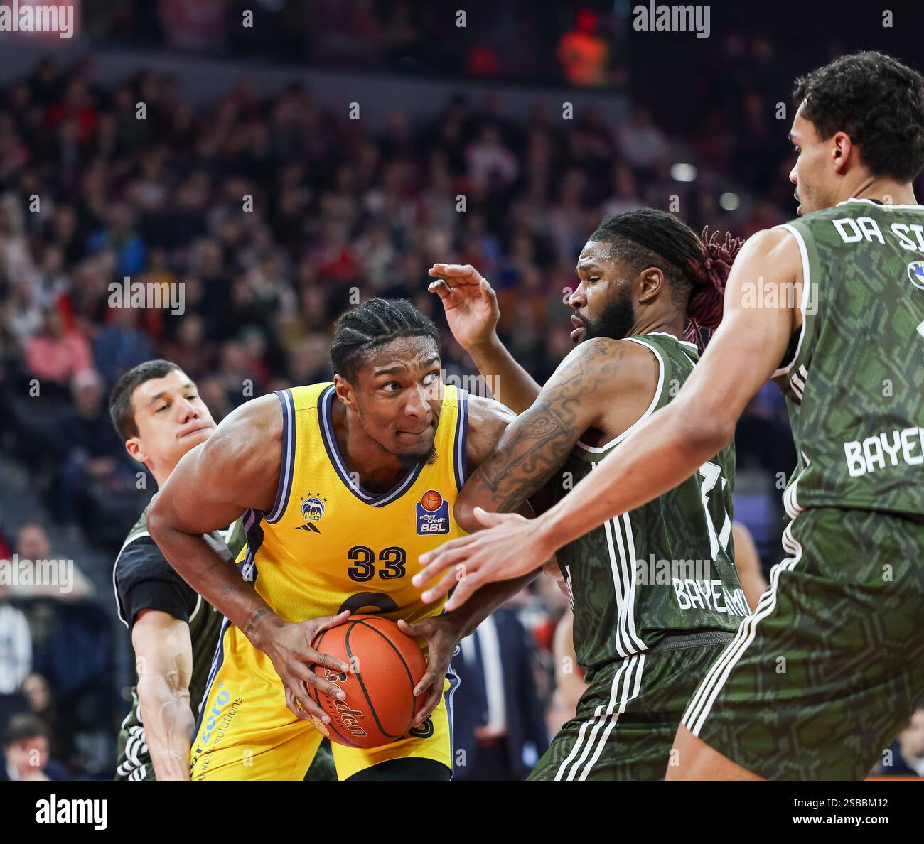 David McCormack (Alba Berlin, #33) im Duell mit Devin Booker (FC Bayern ...