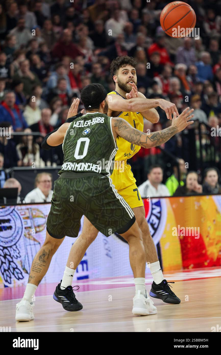 William McDowell-White (Alba Berlin, #07) im Duell mit Nick Weiler-Babb ...