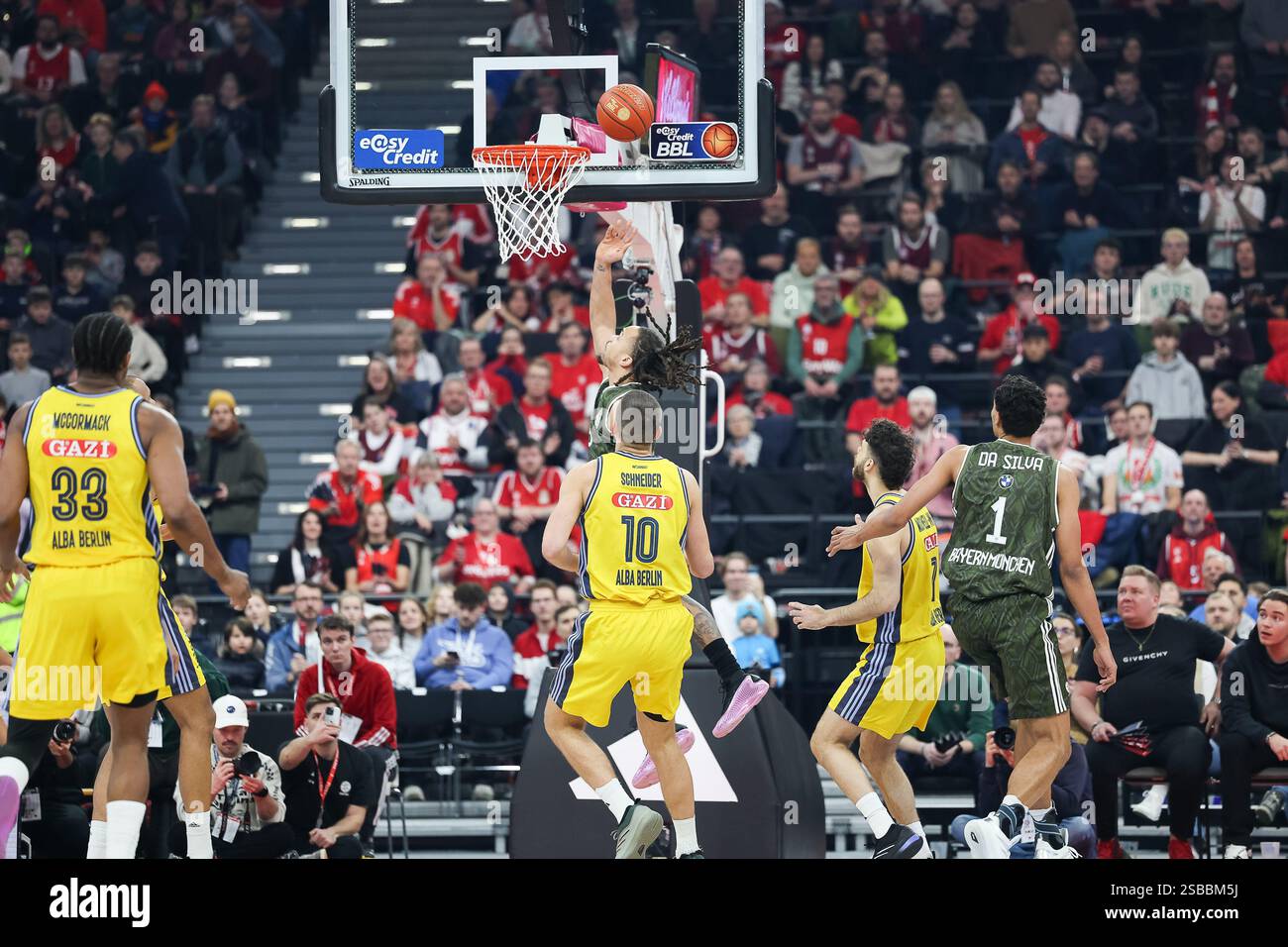 Carsen Edwards (FC Bayern Basketball, #03) wirft einen Korb, GER, FC ...