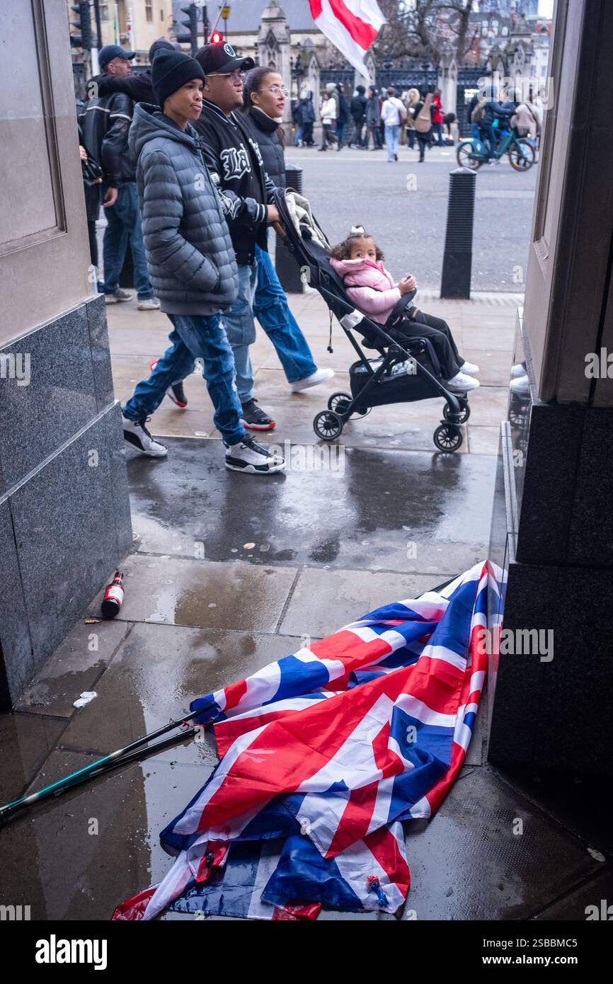 01 Feb 2025 London / UK Huge crowd turns out to defend Tommy Robinson ...