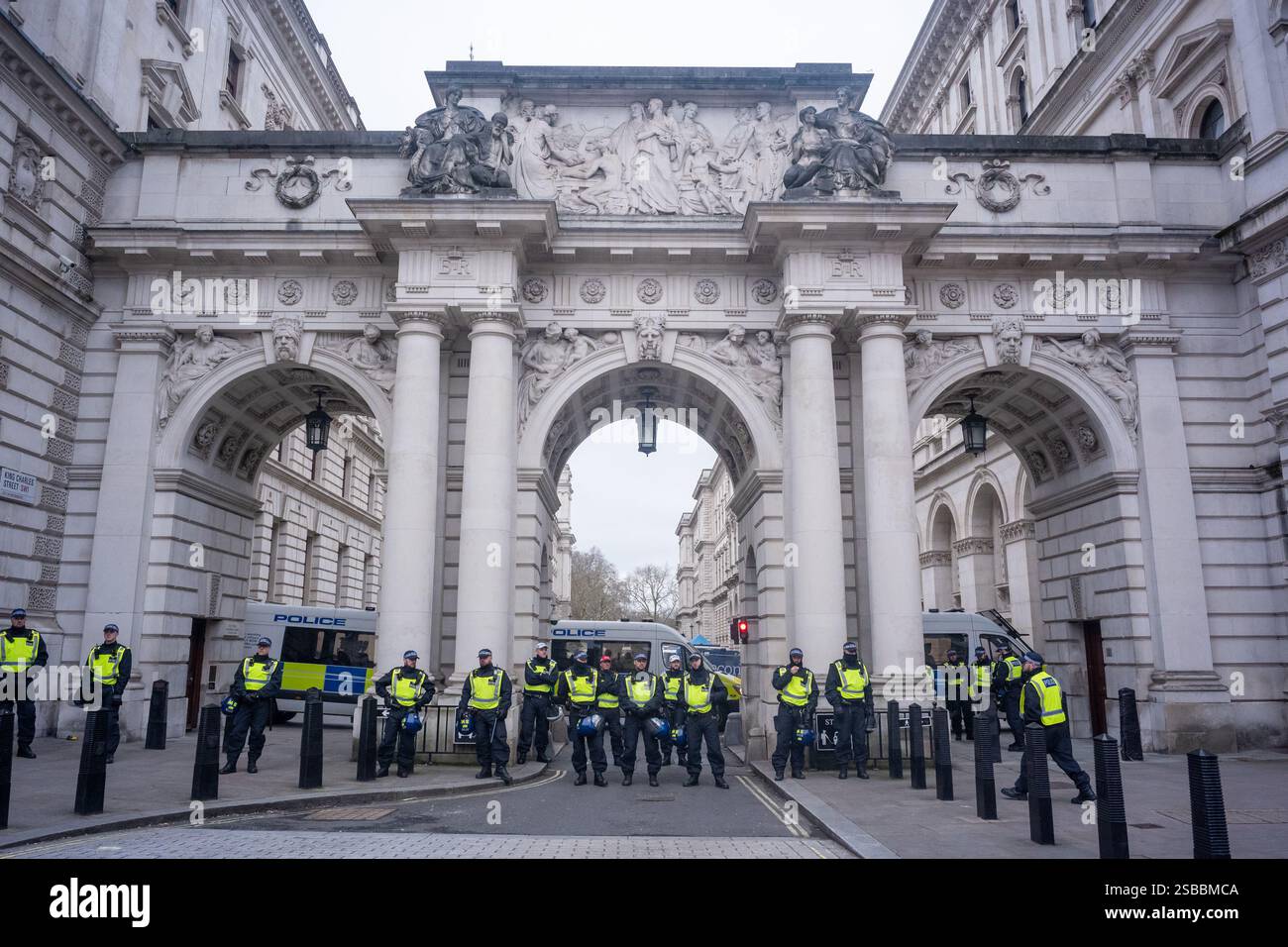 01 Feb 2025 London / UK Huge crowd turns out to defend Tommy Robinson ...