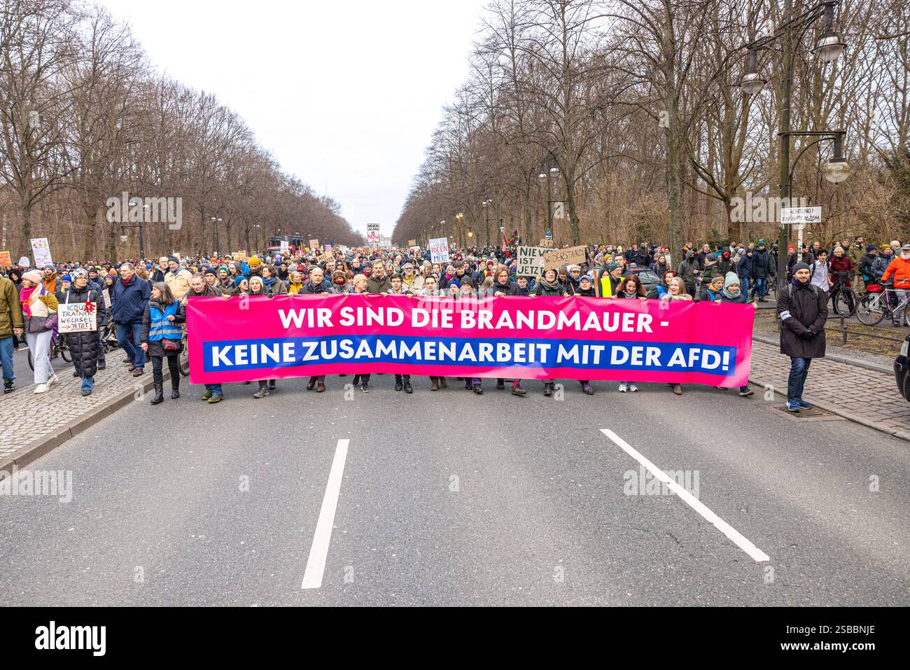 Demo Aufstand der Anständigen: Wir sind die Brandmauer Deutschland ...