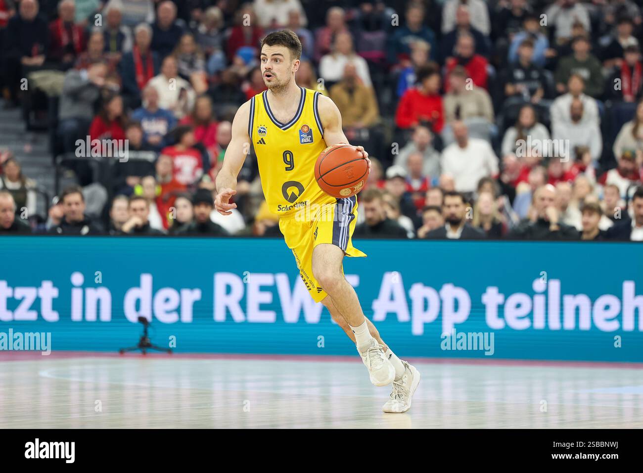 Jonas Mattisseck (Alba Berlin, #09) mit Ball, GER, FC Bayern Muenchen ...