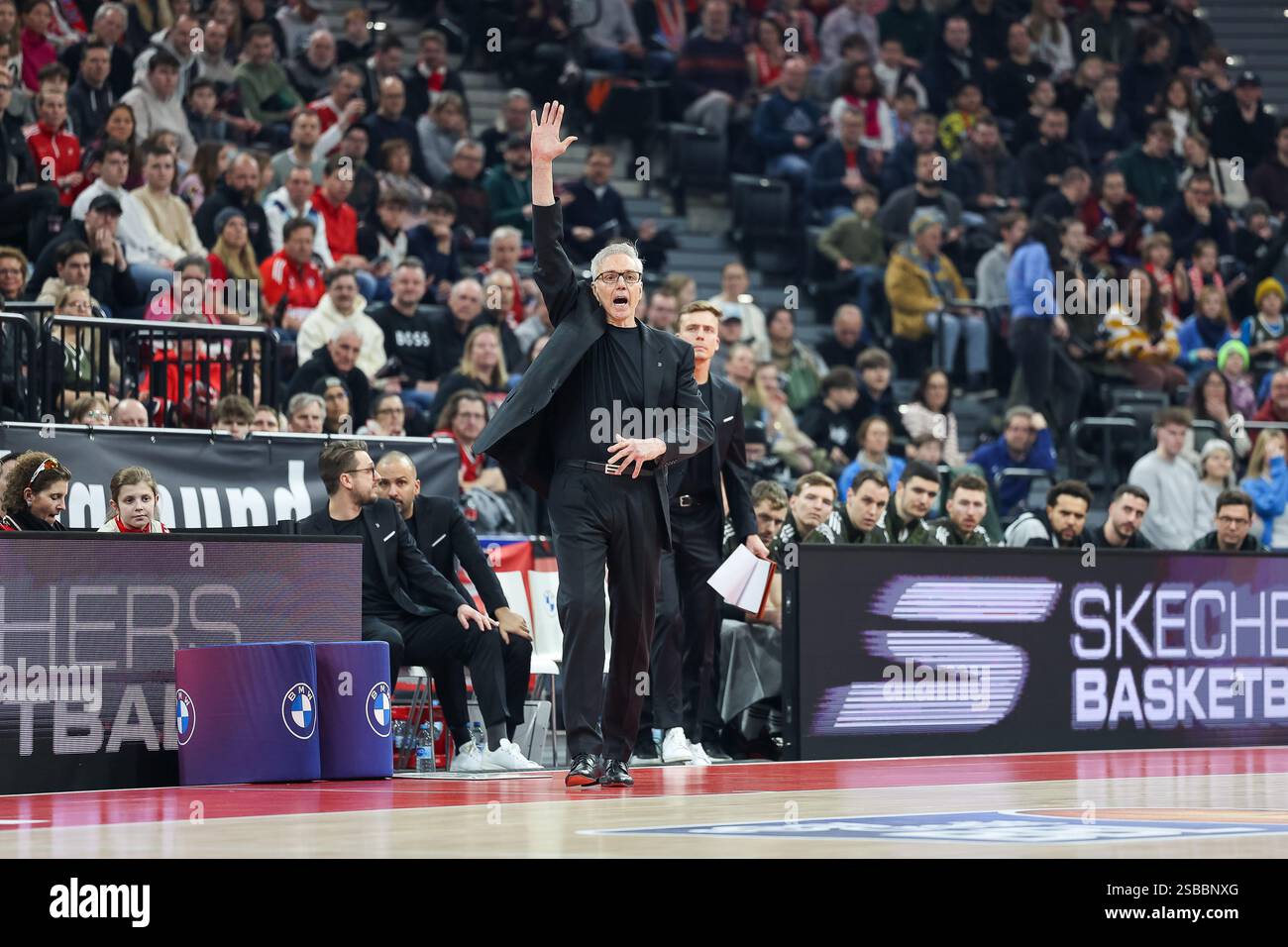 Gordon Herbert (FC Bayern Basketball, Cheftrainer) getikulierend, GER ...